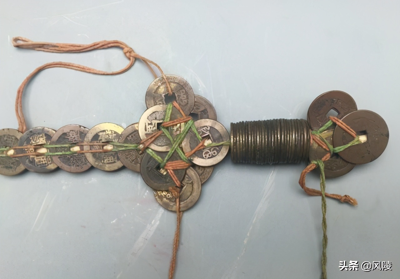 The guy brought the "Copper Coin Sword" to appraise the treasure ...