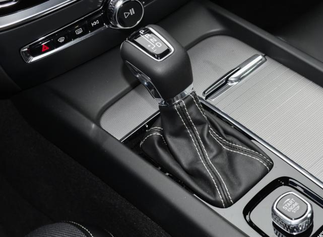 2022 Volvo S60 series 48V light hybrid, 296,900 people challenge Audi A4L - iNEWS