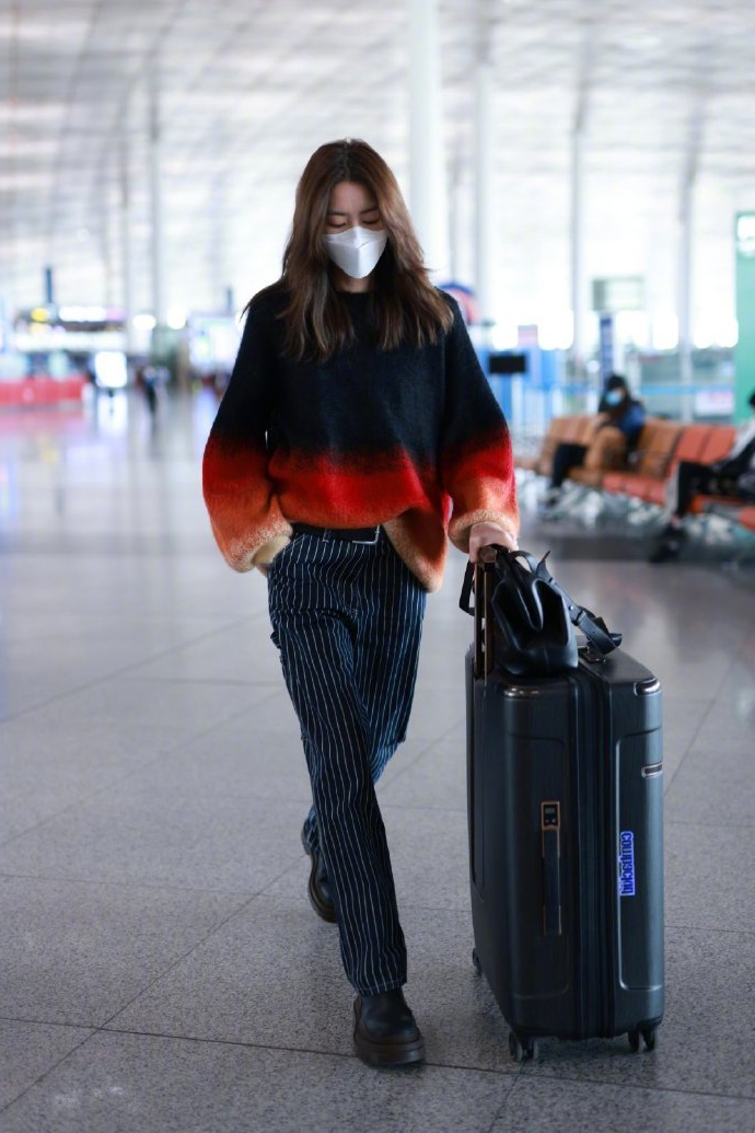 Liu Wen deserves to be a supermodel, sweater with striped pants, 3 ...