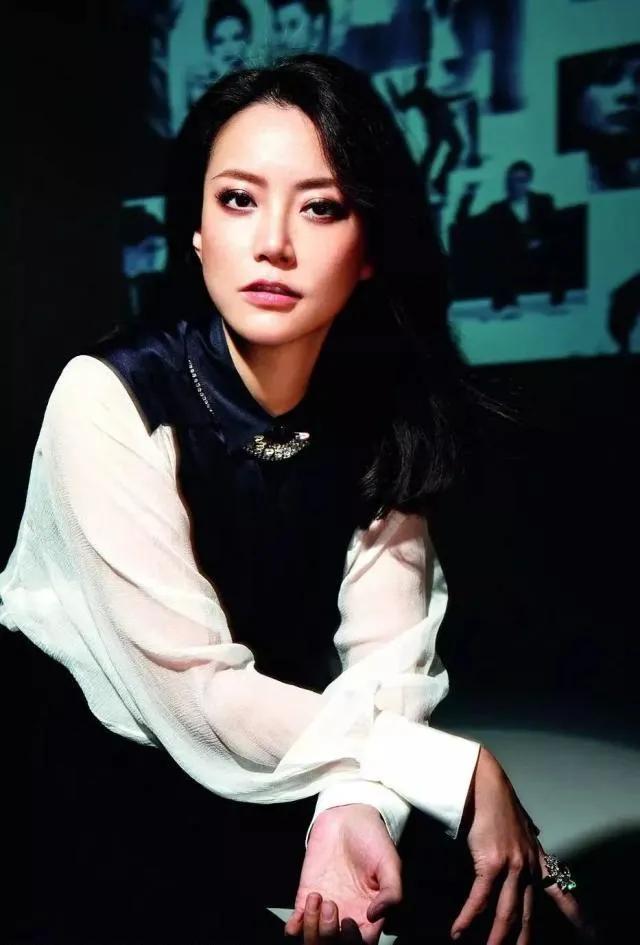 She is Nicholas Tse's protective umbrella, a strong solution to the ...