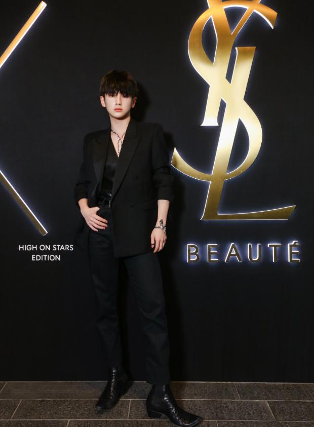 Zhou Zhennan finally wears the right time!Black suit shows up in a ...