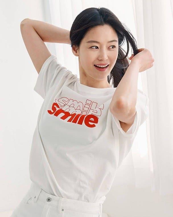39-year-old Jun Ji-hyun is too strong in body management, showing his ...