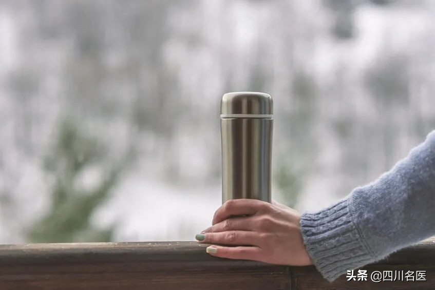 The thermos cup suddenly exploded and the girl's right eyeball burst ...