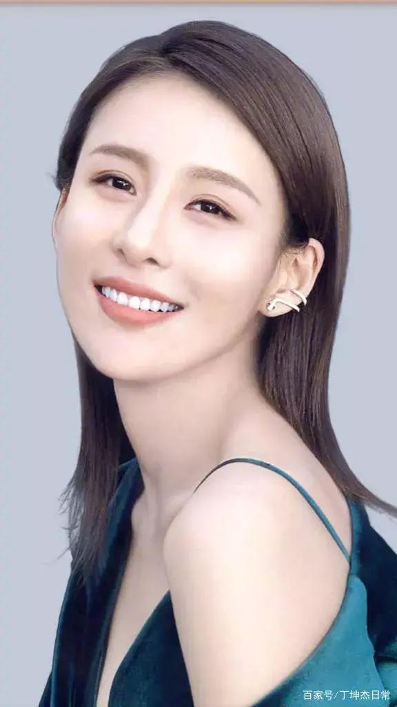 Elegant temperament, full of femininity one by one Jia Qing - iNEWS