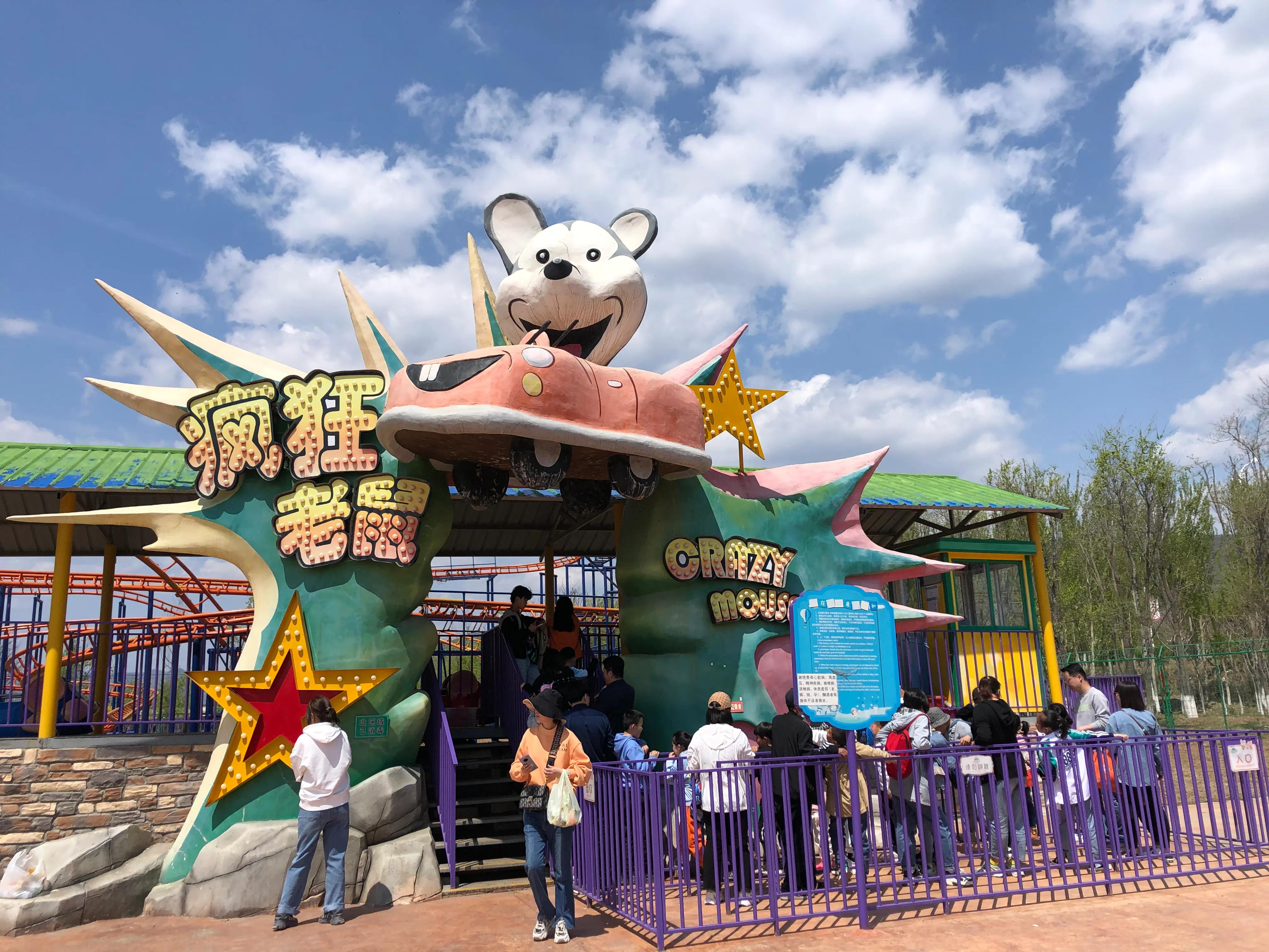 Liaodong Happy Square May 1st holiday, tourists are like weaving, bursting with popularity - iNEWS