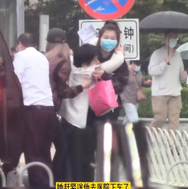 Love quickly?Zhou Yangqing and 6-year-old Chen Ruifeng joined hands to ...