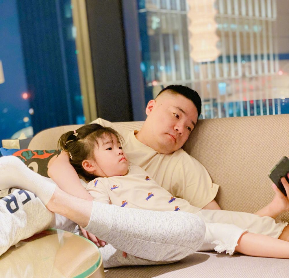 Ding Junhui's family of three showed up, his daughter was so cute and ...