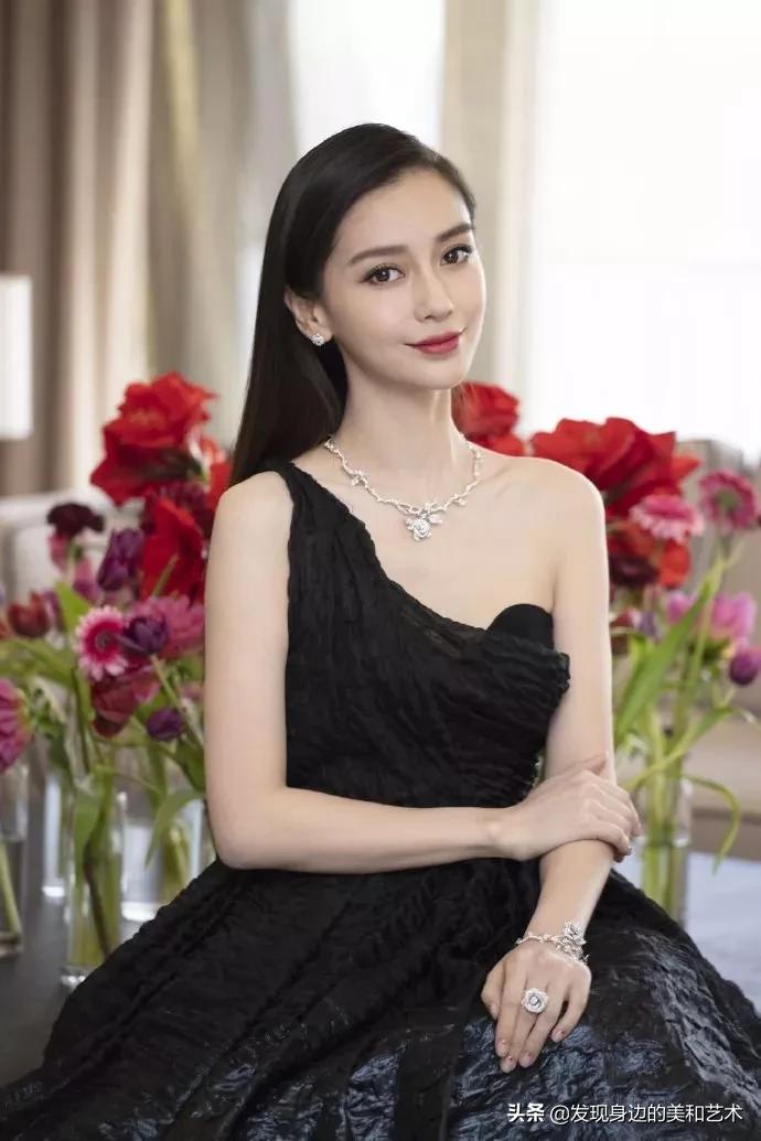 Angelababy's long-haired shawl has fair skin and is wearing a black ...