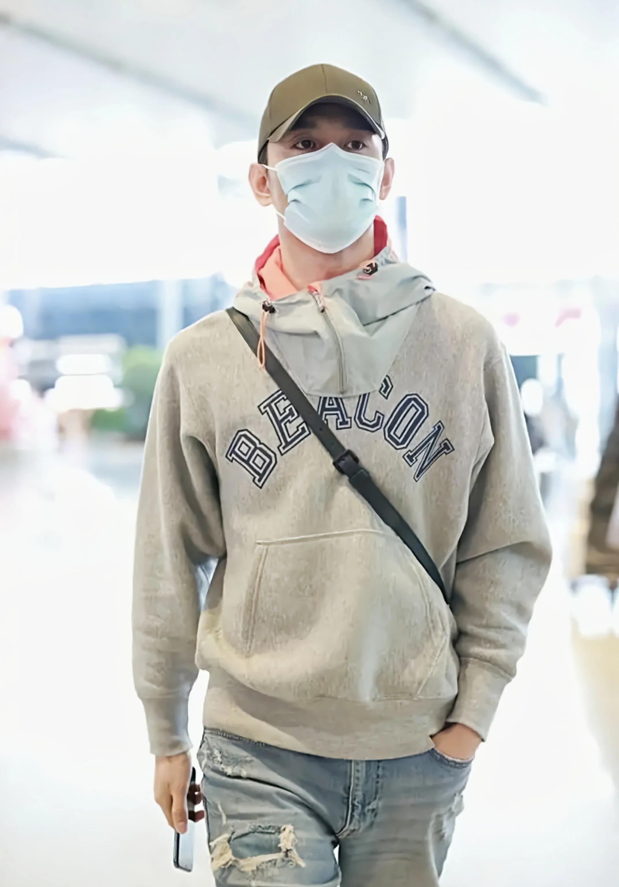 Wang Kai strode to the airport. His long legs are very eye-catching. He ...