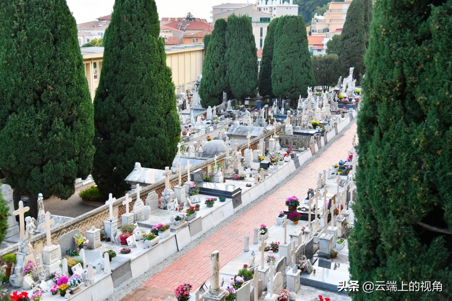 There is only 2 square kilometers of Monaco, where is their royal ...