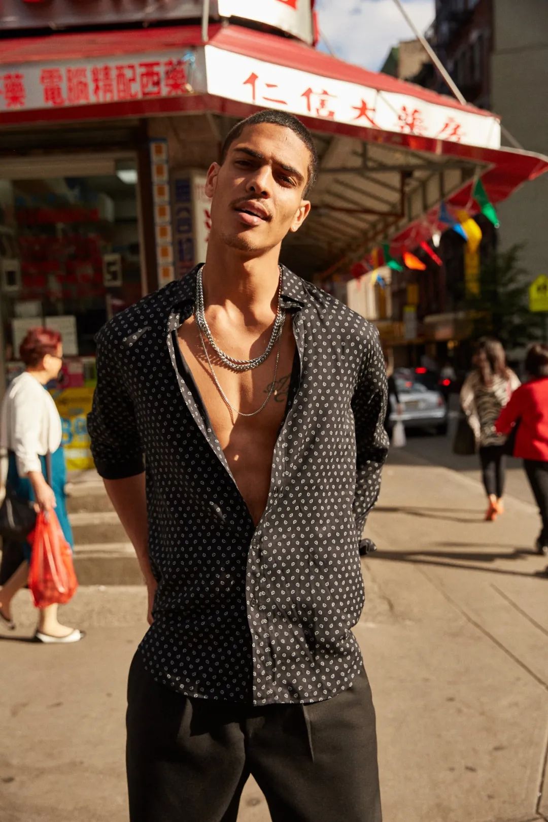 Well-known male model appeared in HER's new MV - iNEWS