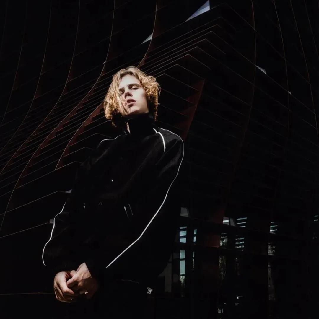 Airborne Billboard singles chart champion, 17-year-old Australian ...