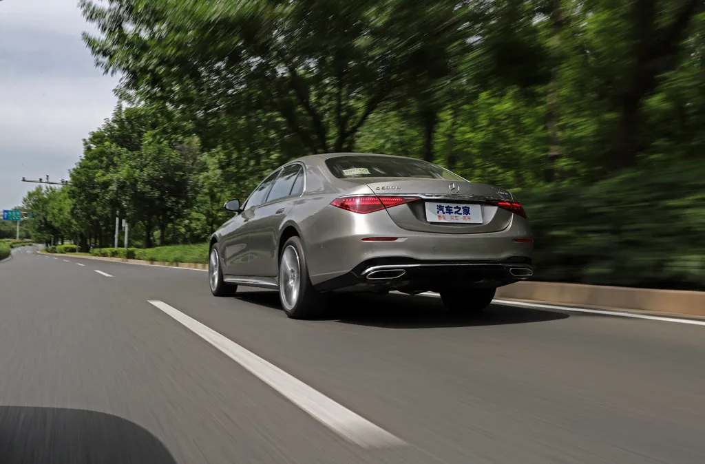 Mercedes-Benz S-Class: 435 horsepower + four-wheel steering, 5 meters ...