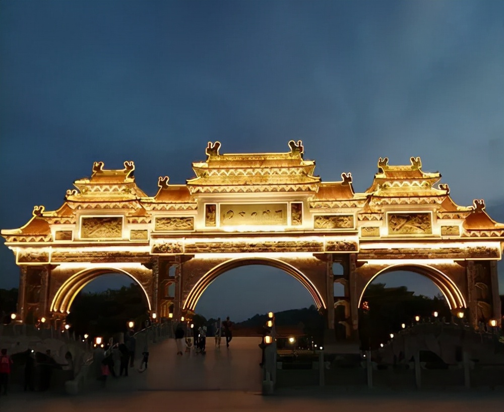 Watching the first archway in Asia at night, I saw the prosperous age ...