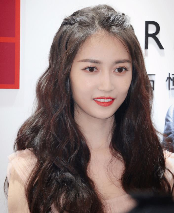 Chen Yuqi's pink princess dress attended the event, her face photos are ...