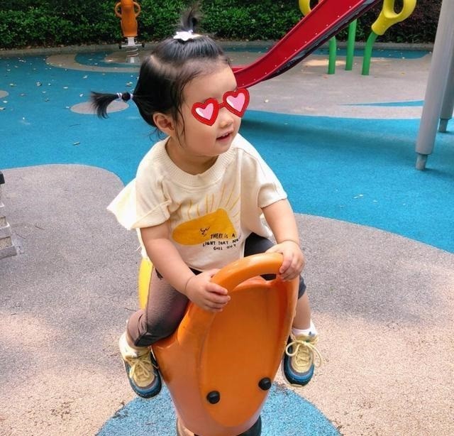 Chen He is finally willing to take a photo of her daughter's face, Xiao ...