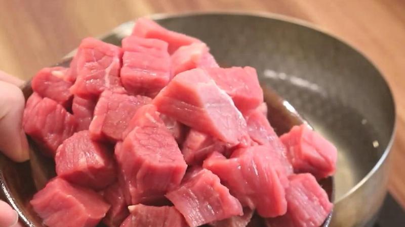Teach you how to make Xinjiang-style roast beef with potatoes. It is ...