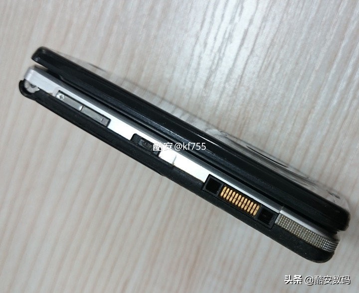 The first three-screen mobile phone in history, Walkman flip art - iNEWS