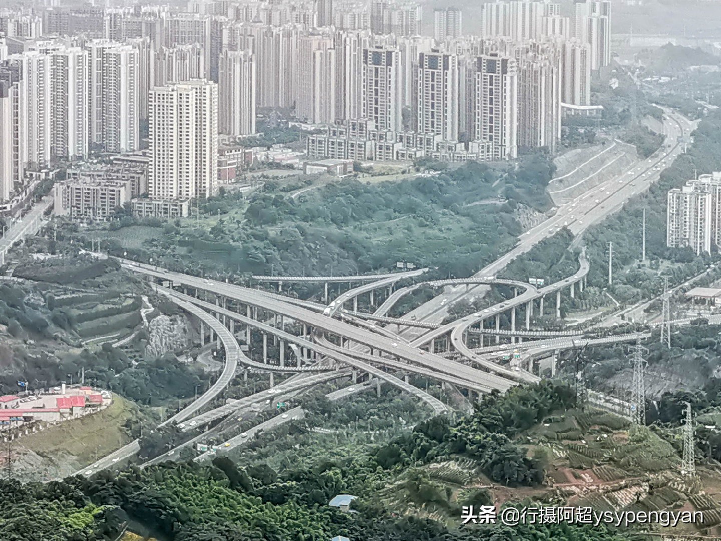 Overlooking the complicated overpass in Chongqing that is afraid of ...