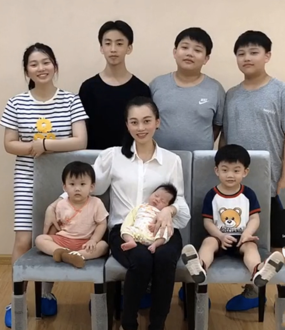 The couple born in the 1970s gave birth to 12 babies in 20 years, and ...