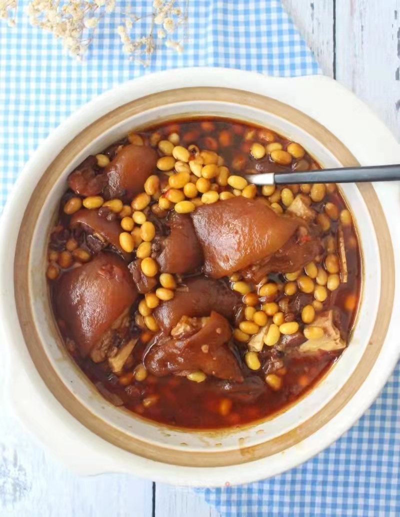 Super soft and waxy soybean stewed pig's feet, a mouthful of collagen ...
