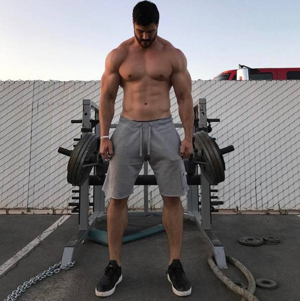 The handsome muscular guy with a height of 2 meters is really eye ...