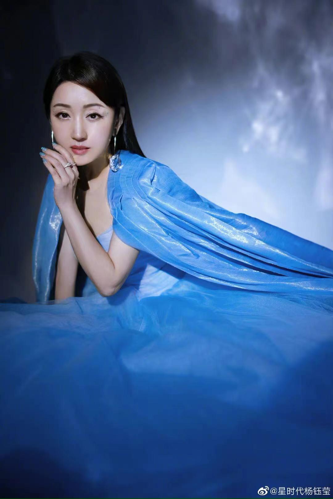 Why is Yang Yuying so beautiful at the age of 50? Her outfit is really ...