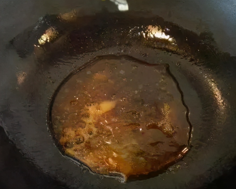 When frying the sugar color, don't fry the rock sugar directly in the ...