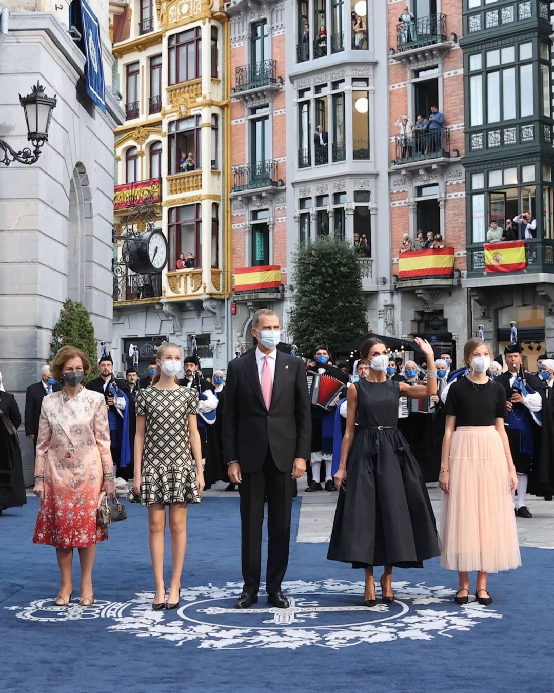 The two Spanish princesses try new styles again. The younger sister ...