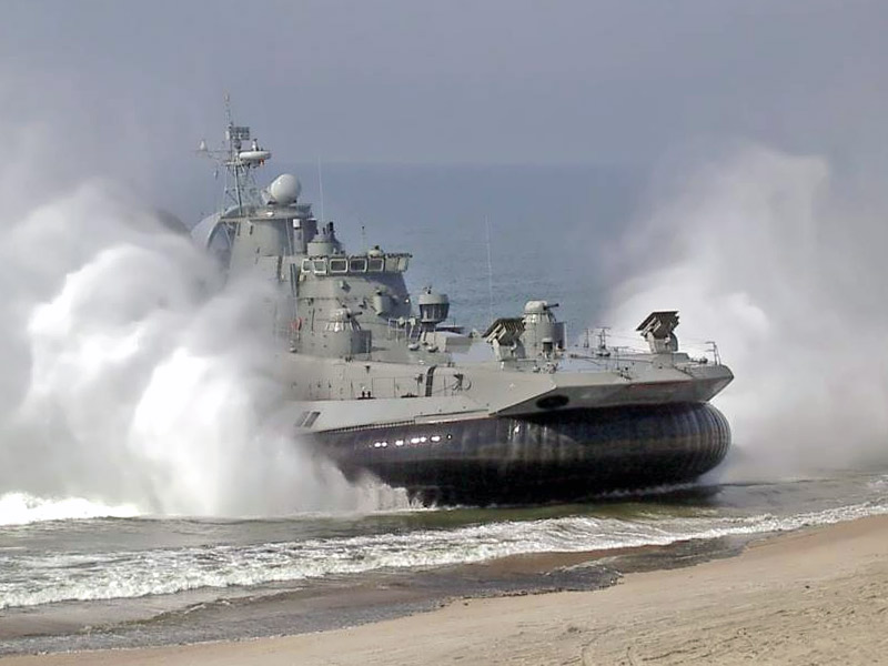 How big is the gap between the American air-cushioned landing craft ...