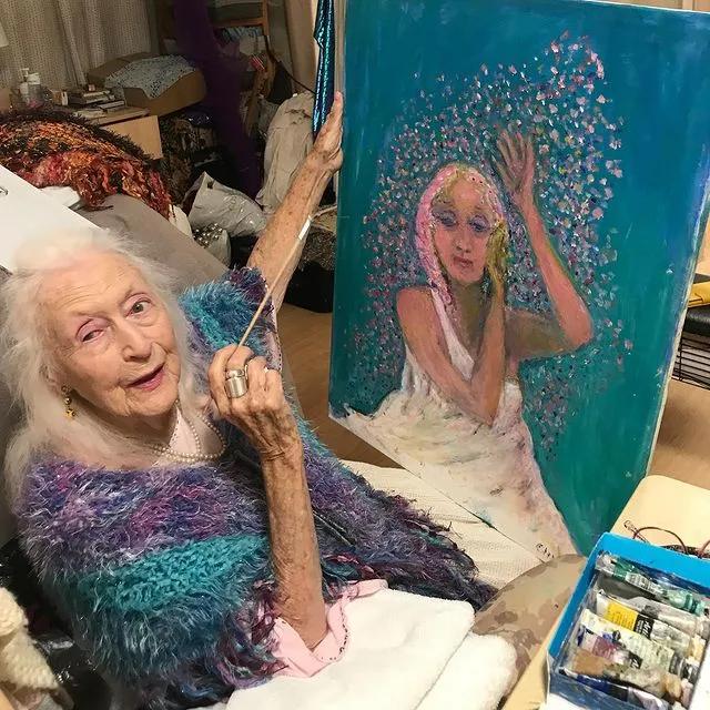 A legendary old lady, 107 years old, singing and dancing for a hundred ...