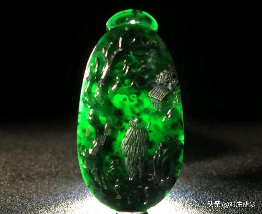 With dark black and green bizarre jewelry, how does Mo Cui stand out in ...