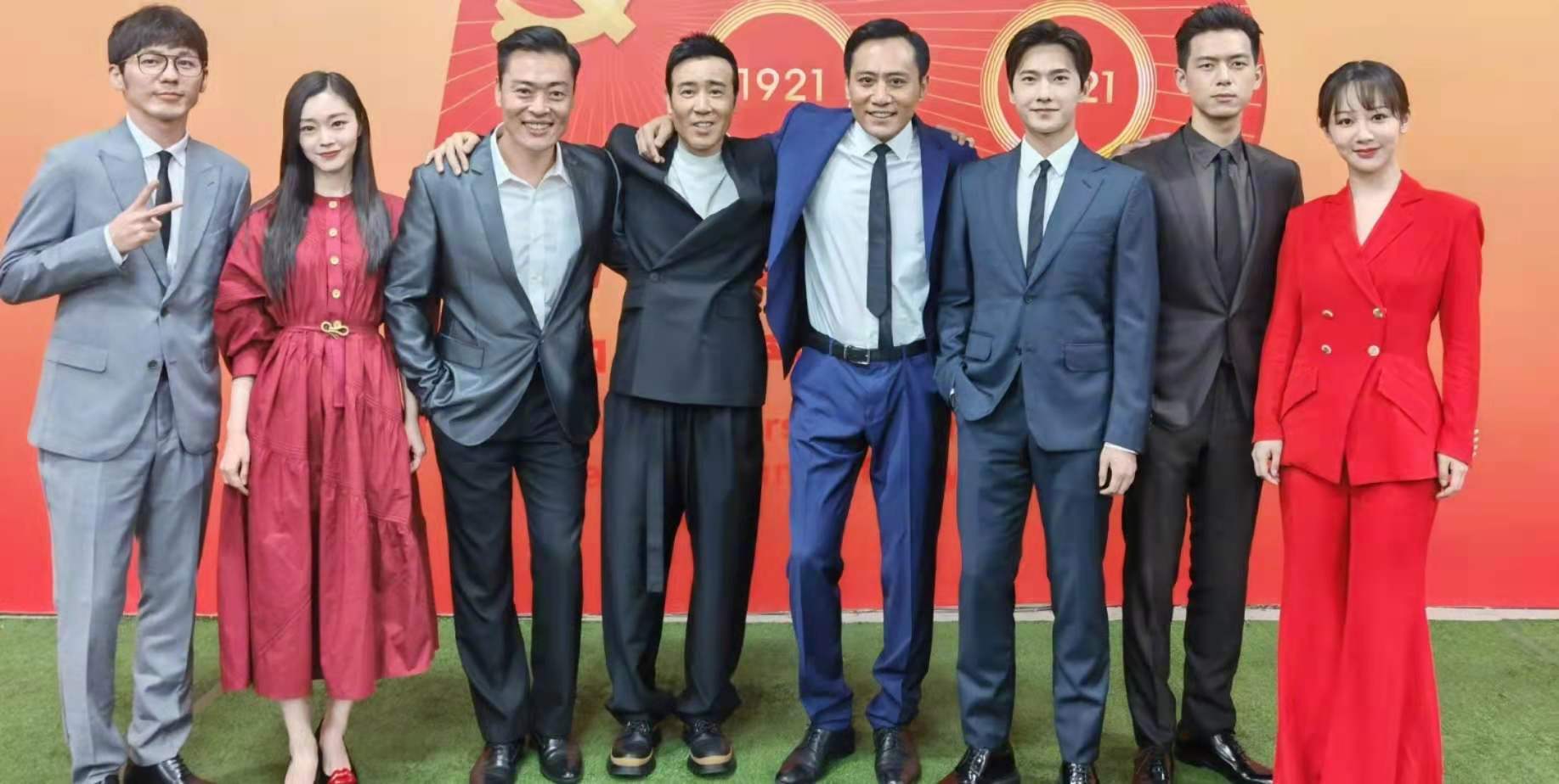 Liu Ye shared a group photo of the stars in the backstage, Yu Hewei and Zhang Tong were in the ...