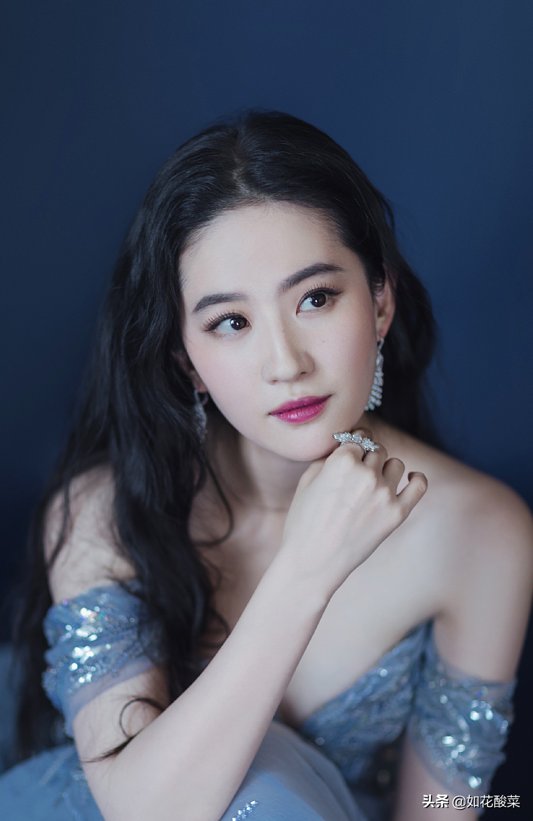 The position is alienated, compared with the wrong gesture, Liu Yifei ...