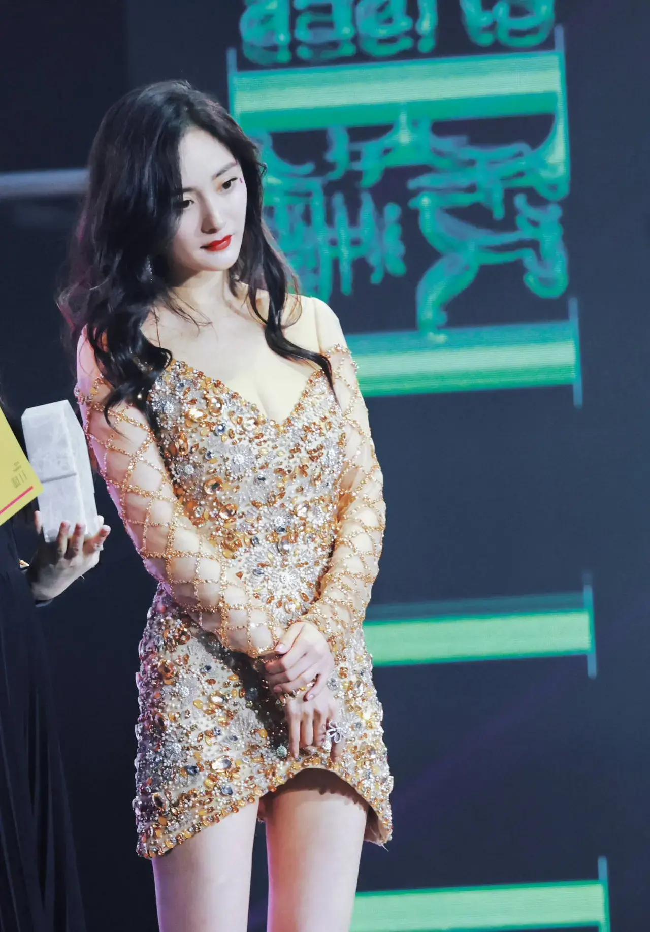 Yang Mi, sexy and beautiful - iNEWS