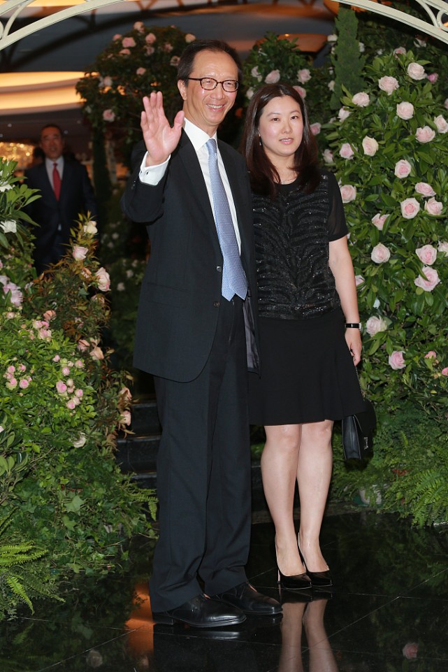 Fu Mingxia and her 27-year-old rich husband look very good. They wear ...