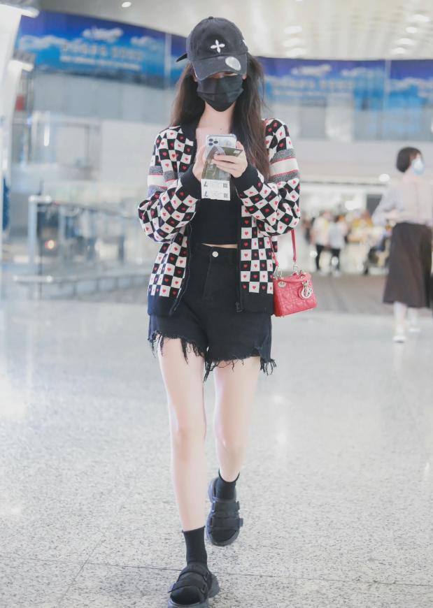 Yuan Bingyan appeared in a love jacket and saw the real leg shapes of ...