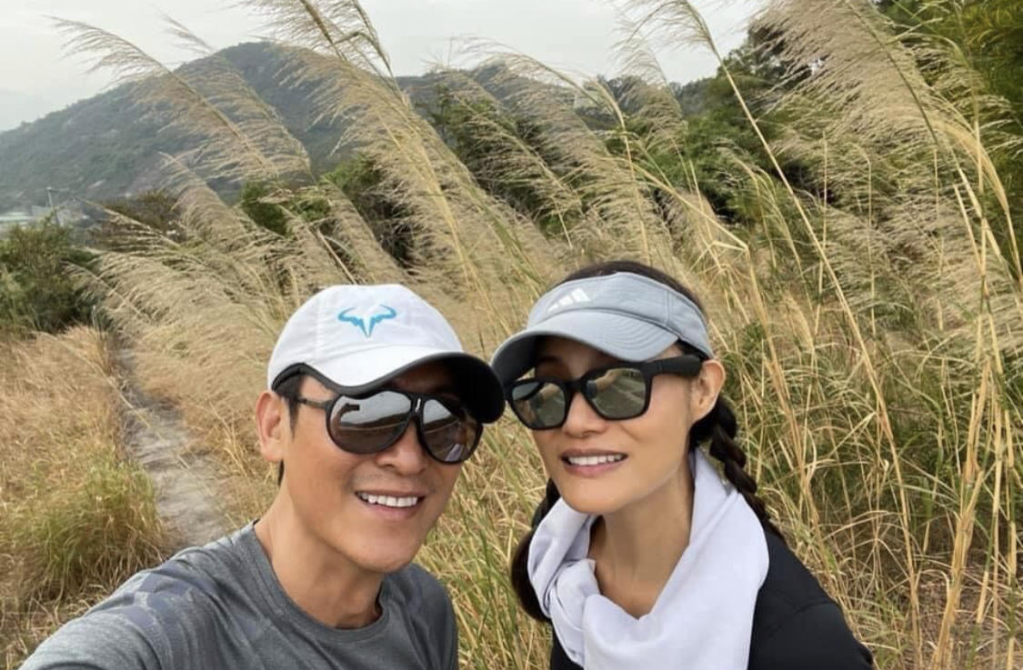 Dear!Ma Dezhong and Zhang Xiaolan met at the age of twelve and took a precious group photo on ...