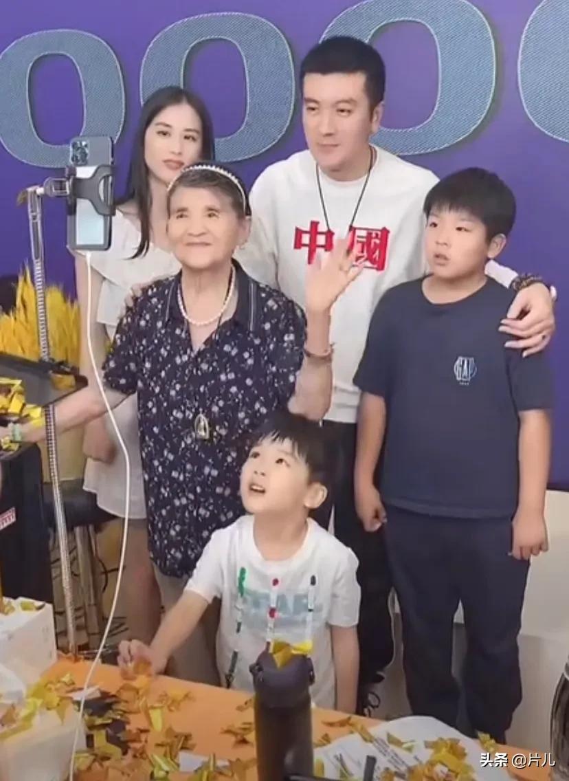 Huang Shengyi took the initiative to give birth to three children. Her ...