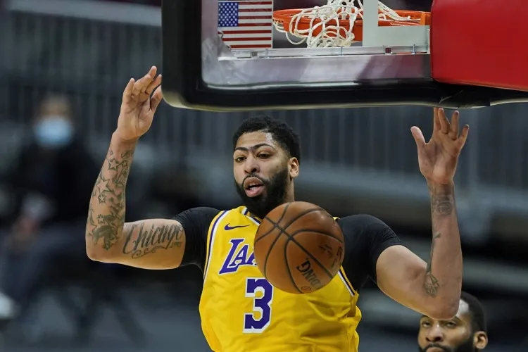 It's fighting!Hug your legs!NBA first conflict!The Lakers are angry ...