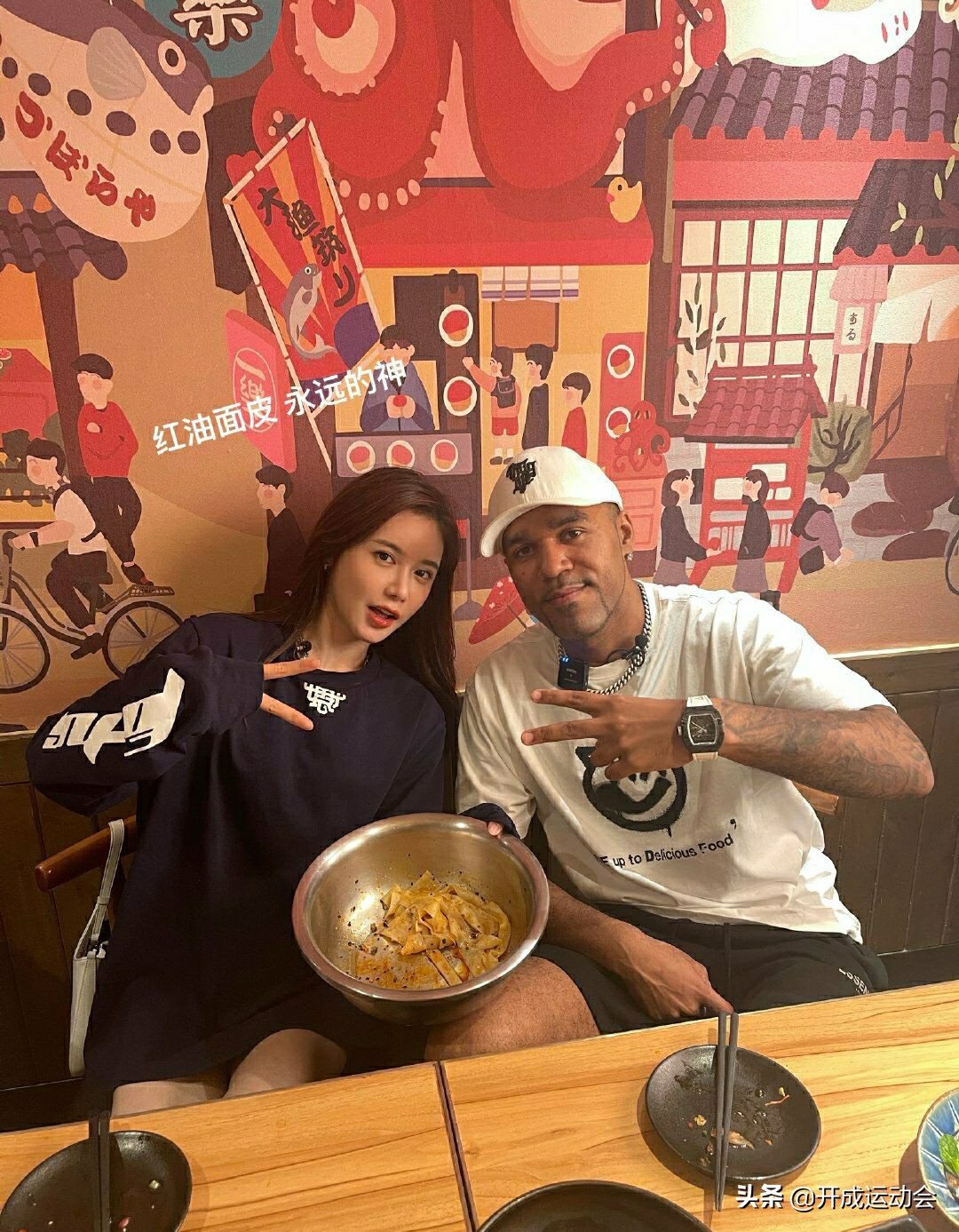 Tencent NBA's most beautiful anchor, a backless dress!Mina posing with ...
