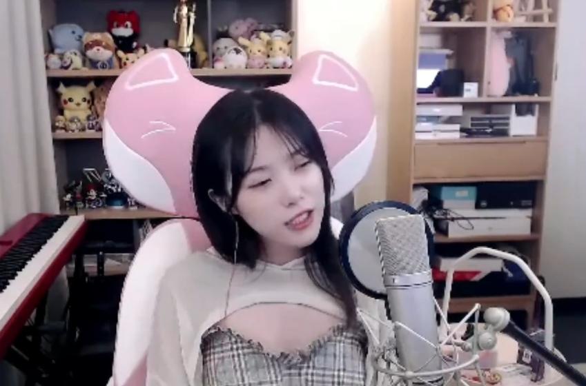 IG missed the playoffs, Rookie's girlfriend was sprayed miserably, PDD heartache live broadcast ...