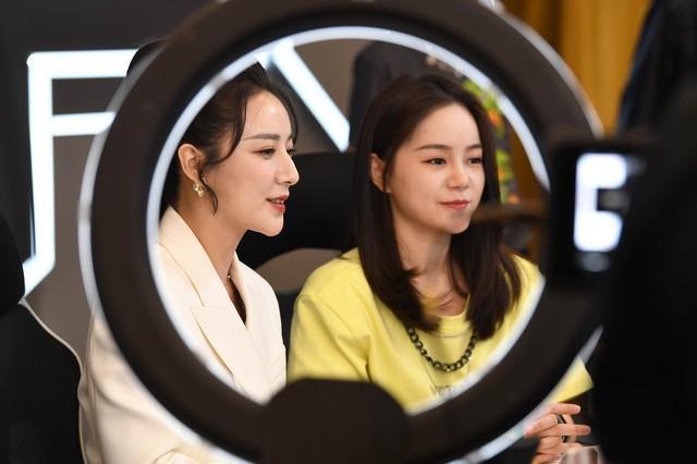 "Via: Life is Used to Change": A sister who live broadcasts her own ...