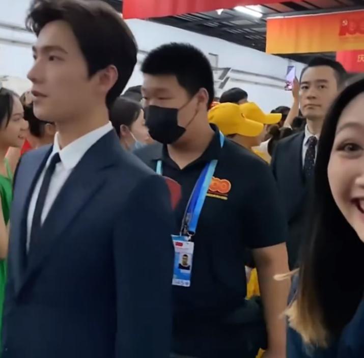 What does Yang Yang look like in real life?Appearing at the backstage ...