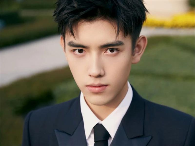 Chen Feiyu's blonde model is very good at playing, like a prince from a ...