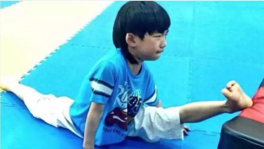 Lin Qiunan trains for 2,000 hours a year and wins a hundred gold medals in 8 years. What ...