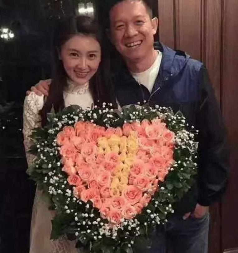 Jia Yueting's ex-wife Gan Wei brought her daughter to dinner, her arms ...