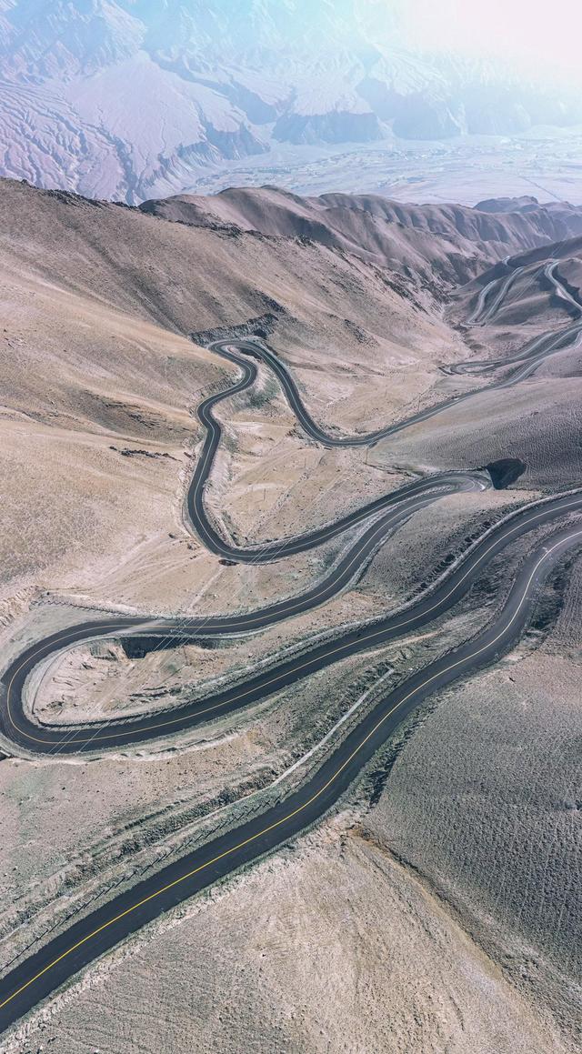 Xinjiang Panlong Highway, the scenery is so beautiful, like a winding ...