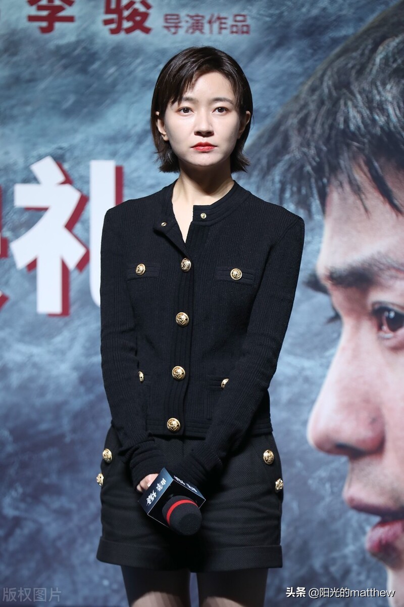 At the premiere of the movie "Peak Burst", Jiao Junyan has short hair ...