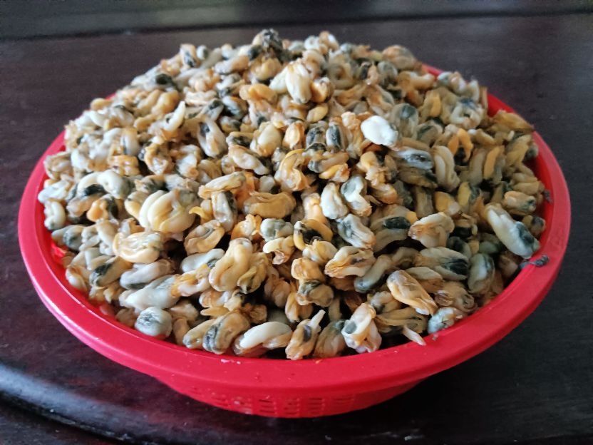 Stir-fried thin-shell rice with leek flowers, a characteristic quick ...